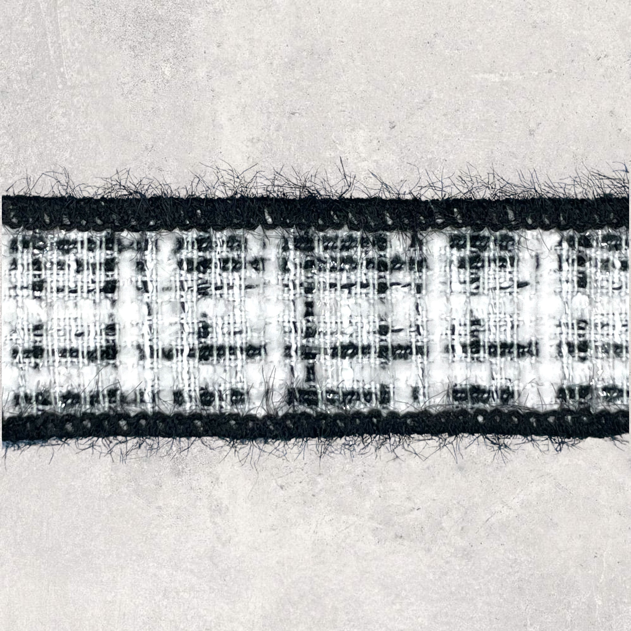 Bouclébånd, sort kant med sølvnistre på hvid bund 25mm, 1m – Handler Copenhagen